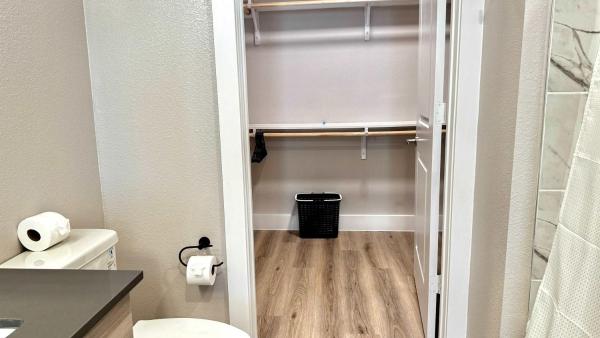 Modern 2- Bed Apt Pool & Gym - Pflugerville, TX