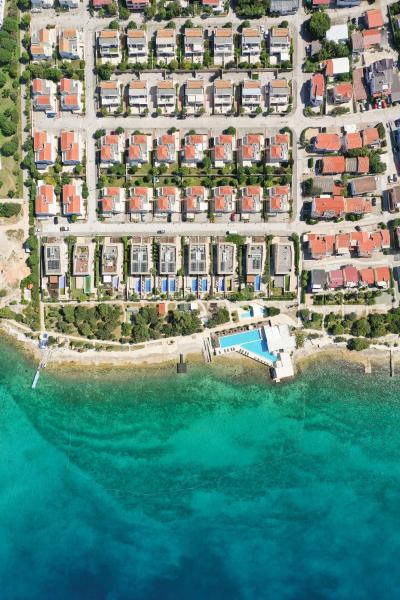 Sunny Side Escape By Belmont Realty - Nin