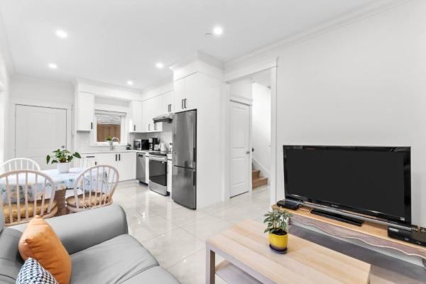 Modern Private 3br House - Burnaby