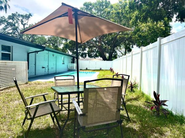 Poolside Heaven Near Clearwater Beach - Largo, FL