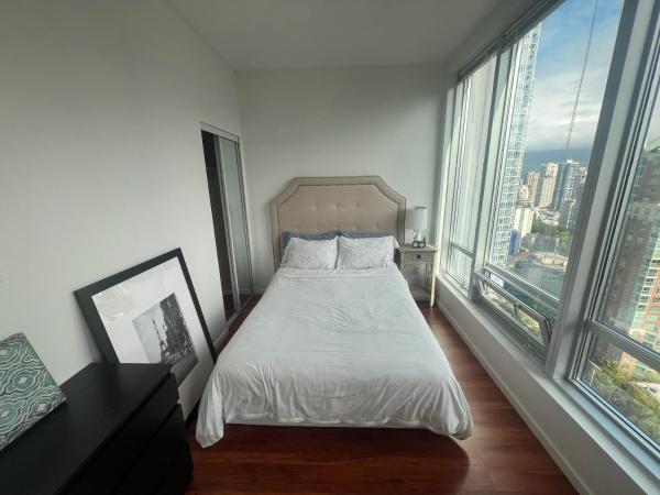 Modern 2br Apartment In The Heart Of Downtown - North Vancouver