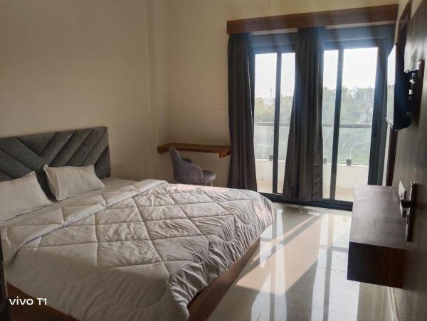 Avenaa Hotel Lemon Leaf With Rooftop Pool Udaipur - Udaipur