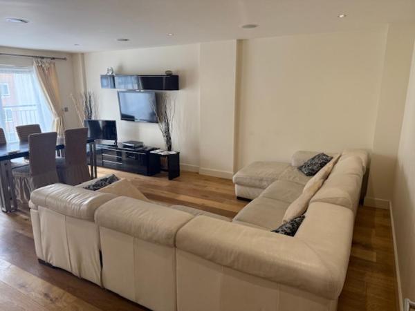 Two Bedroom Penthouse Apartment In Colindale - Hounslow