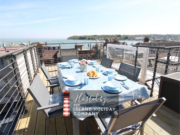 Modern 3-bedroom Cowes Stay With Balcony & Panoramic Solent Views Close To Shops, Cafés, Sailing Clubs & Beach - Beaulieu