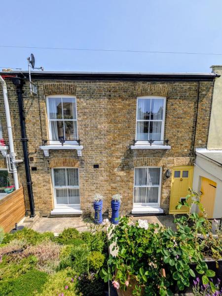 Bright Beachside Hideaway - Broadstairs