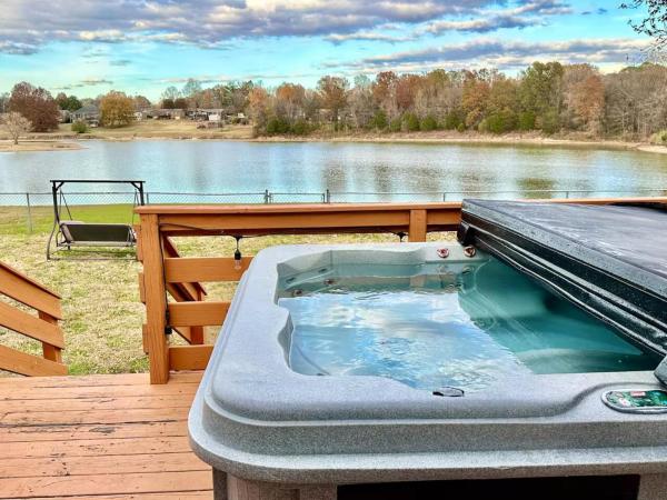 Nashville Lakeside Home With Hot Tub - Hendersonville, TN