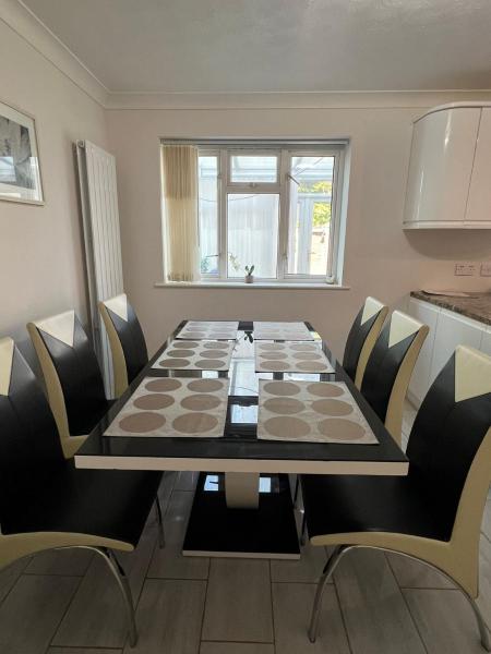 Spacious 4 Bed Farnborough Airshow - Farnham