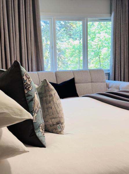 Charming Queen Bedroom With Bathroom Vancouver West - Vancouver