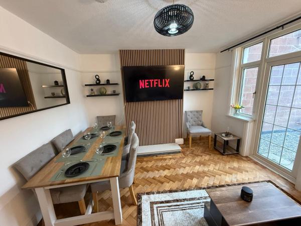 Cardiff Central Spacious 4 Bedroom - 2 Bathrooms - Free Parking - Cardiff