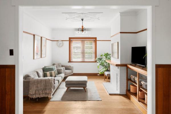 Charming 1930s Cottage Retreat I Pet Friendly Escape - Lara