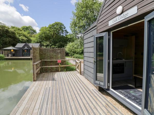 The Shepherds Hut At Bridge Lake Farm & Fishery - Banbury