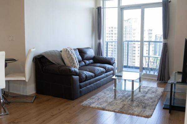Spacious 2 Bedrooms 2 Bathrooms With Cozy Charm Plus 1 Parking - Oakville