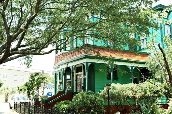Unique Victorian Main House And Carriage House - Savannah, GA