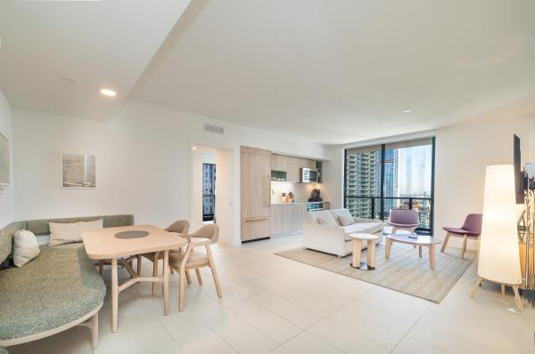 Stunning 2 Bed 2 Bath W Balcony & Incredible Views - Miami