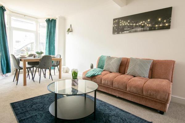 3 Bed Modern Home, Vibrant & Stylish, Sleep Upto 7 - Portsmouth