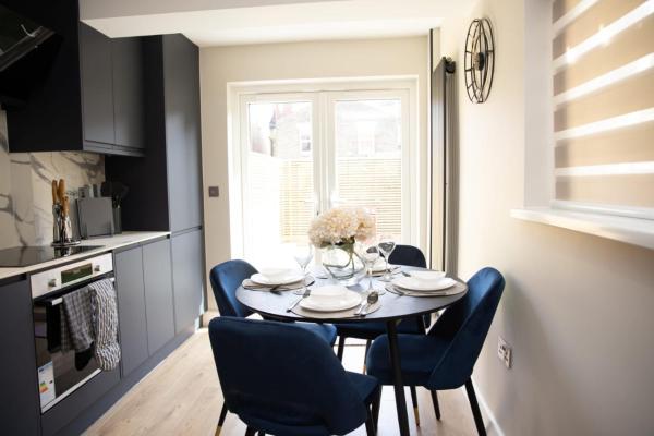 Stunning 4-bedroom Home Sleeps 6 - London