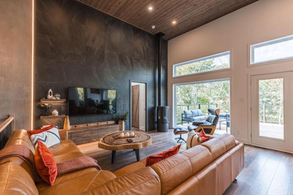 Mountain Retreat With Sauna, Hot Tub & Scenic Escape - Mont-Tremblant