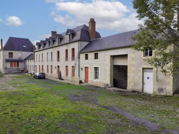 Grande Maison Avec Piscine Privée à Garchizy Sur 650 M² - France