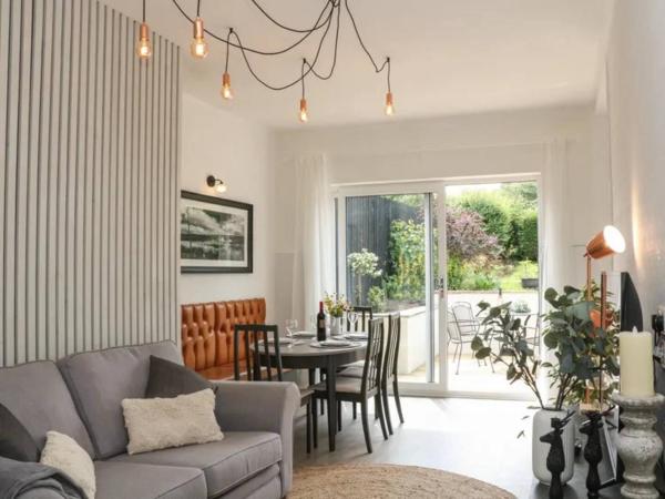 Pass The Keys The Cabin Dog Friendly Haven With Hot Tub Sleeps 4 - Glossop