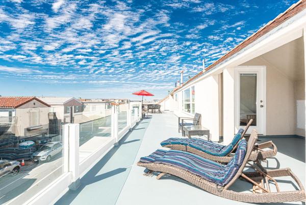 Oceanview Corner Home W Rooftop Deck, One House From Beach By Beachview Rentals - Newport Beach, CA