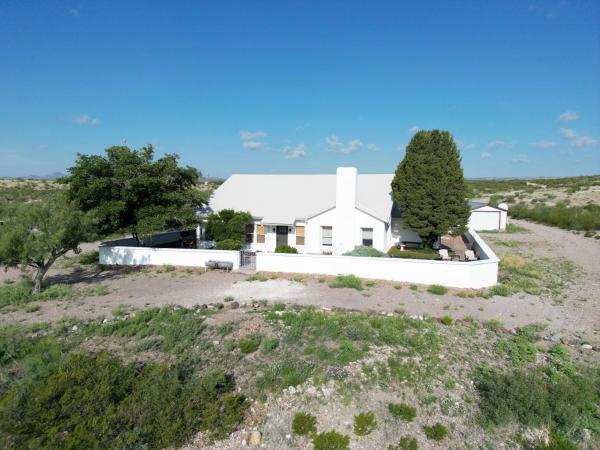 Historic Ranch Outside Marfa Texas - Marfa, TX