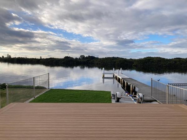 Swansea Lake Front Retreat - Caves Beach