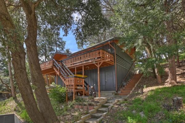 The Lazy Bear Cabin - For 6 - Crestline, CA