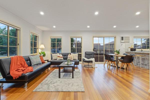 Elegant 3-bedroom Retreat In Prime Glen Waverley - Notting Hill