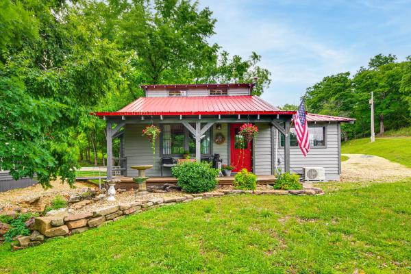 Hike, Swim And Fish Lakefront Cabin In Roach! - United States