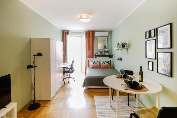 Elegantly Styled Studio L Next To Novi Sad Fair L Working Desk - Novi Sad