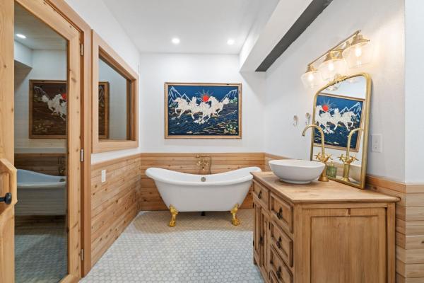 8ft Ceilings Basement Sauna Retreat - Vancouver, WA