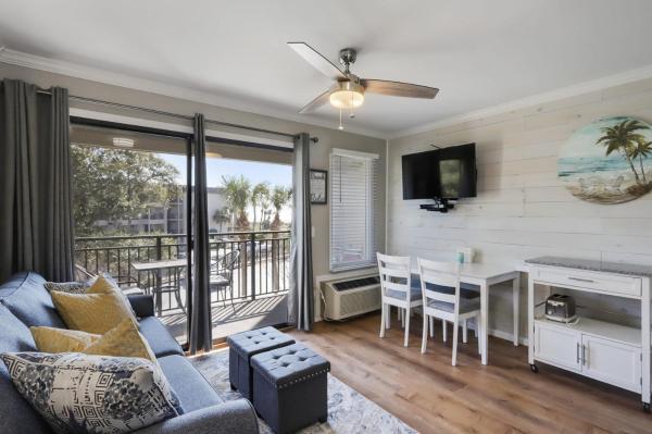 Seaside Villa With Ocean Views & Balcony Bliss - Hilton Head Island, SC