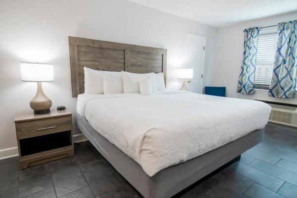 King Bed 2nd Floor Resort View Room - Pawleys Island, SC