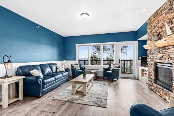 Breathtaking Lake Views 1br King Suite, Kitchen & Heated Pools - Two Harbors, MN