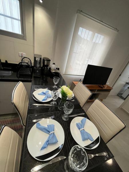 Canto Forte- Suíte C/varanda - Até 5 Hóspedes- Garagem - Wi Fi E 200 Metros Da Praia, 50 Metros Da Av Gastronômica Da Pg - Santos