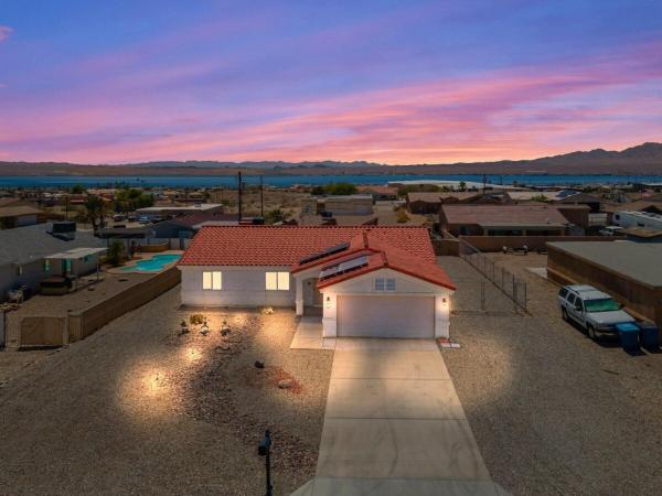 Lake View, Themed Rooms, King Beds, Fire Pit - Lake Havasu City, AZ