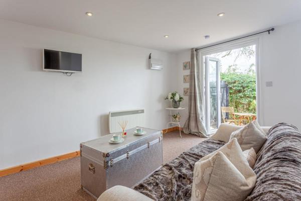 Stansted Airport - Studio Annexe With Parking - London Stansted Airport (STN)