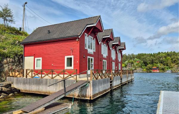 Stunning Home In Lepsøy With House Sea View - Osøyro