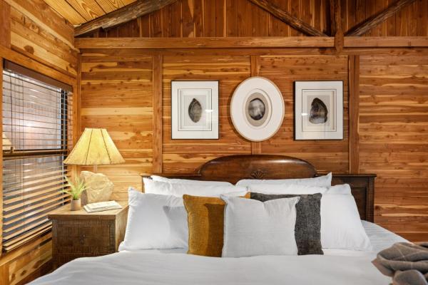 Sunrise Lodge - Main Cabin - Lake Travis, TX