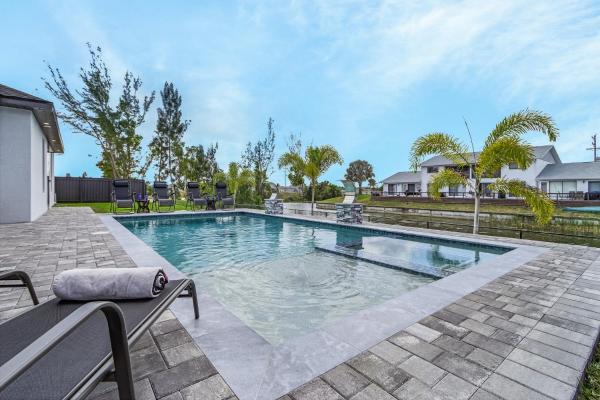 Heated Saltwater Pool & Spa With Outdoor Kitchen - Serenity Retreat - Roelens - Cape Coral, FL