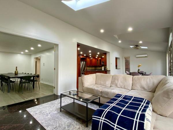 Upscale & Bright 6 Bedroom 3 Bathroom House - Toronto