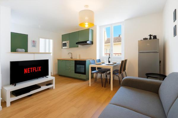 Cosy Nest - Parking - Netflix - Valence