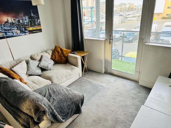 Stylish Marina Apartment With Stunning Views - 클리브던