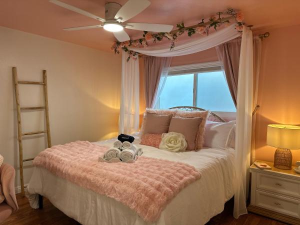 New Beach Home With Canopy Bed And Work Spaces - Manhattan Beach, CA