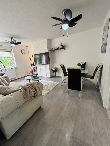 Swanky3bed Homemodern Kitchen - Wolverhampton