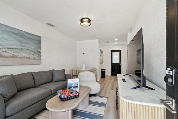 Charming Treasure Island Getaway - Treasure Island, FL