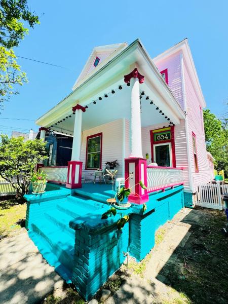 Uptown Colorful Cottage By The Riverwalk - Columbus, GA