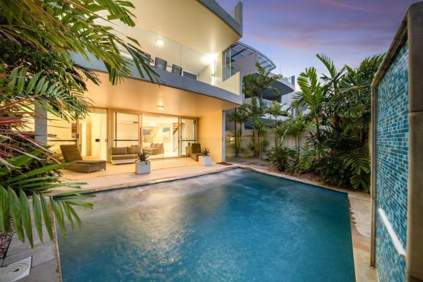 Absolute Beachfront Marcoola - Private Pool - Private Spa Bath - Games - Mudjimba