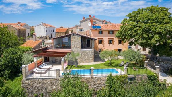 Stone Villa Zamask With A Pool And A Lovely View - Montona