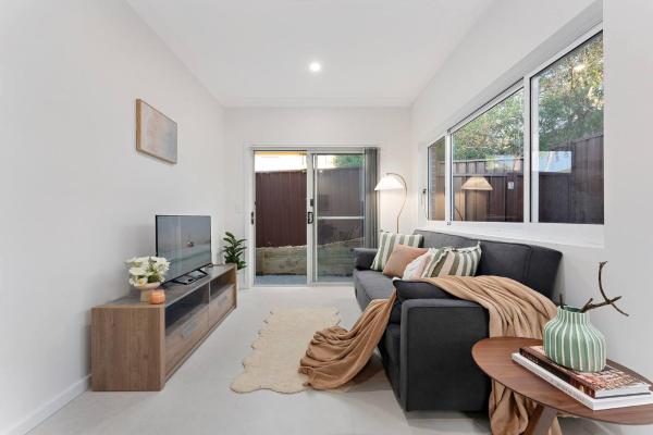 Stylish 2br Retreat | Walk To Dining & Transport - ストラスフィールド